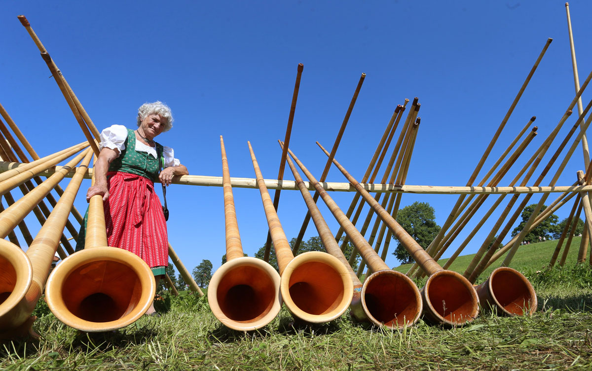 Mass alphorn concert in Bavaria